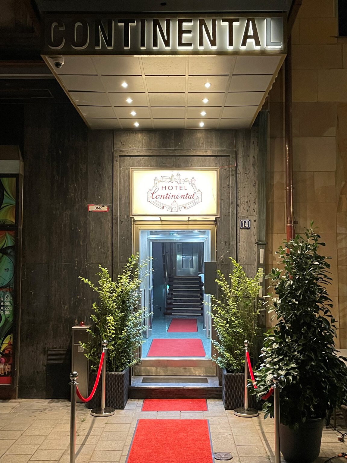 Eingang Hotel Continental – HOTEL CONTINENTAL